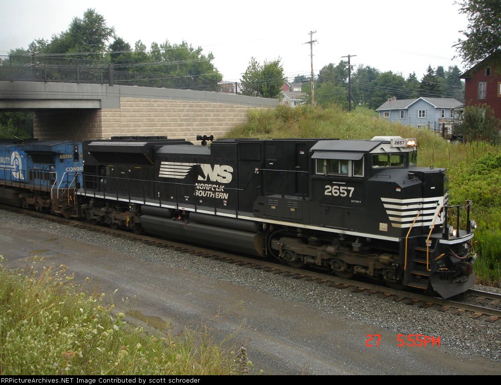 NS 2657 leads a RoadRailer Train EB